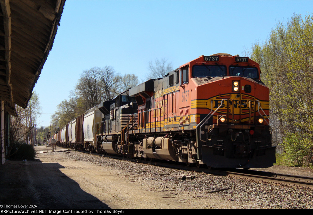 BNSF 5737